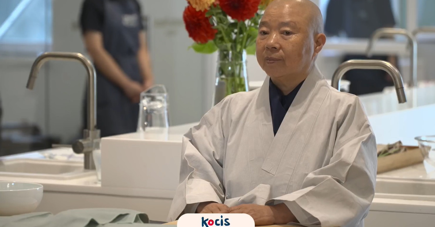 Szerzetesnő, séf, a Netflix sztárja: Budapesten járt Jeong Kwan | egy.hu