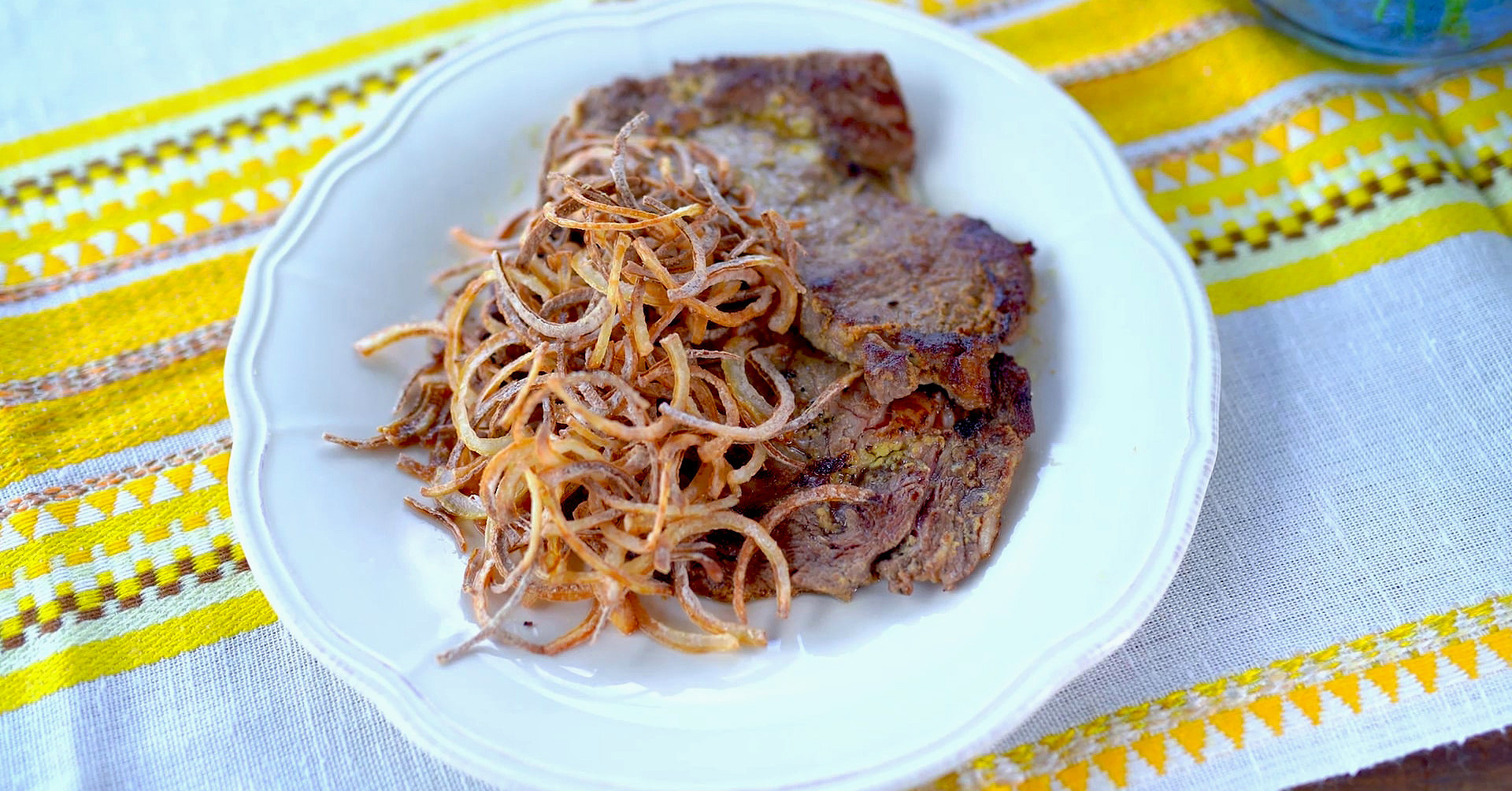 Hagymás rostélyos | Borbás Marcsi receptje | egy.hu